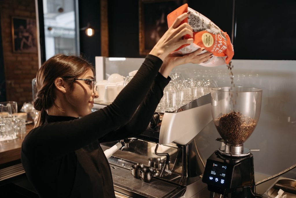 Cafe vs Coffee Shop: What's the Difference? | Limepack